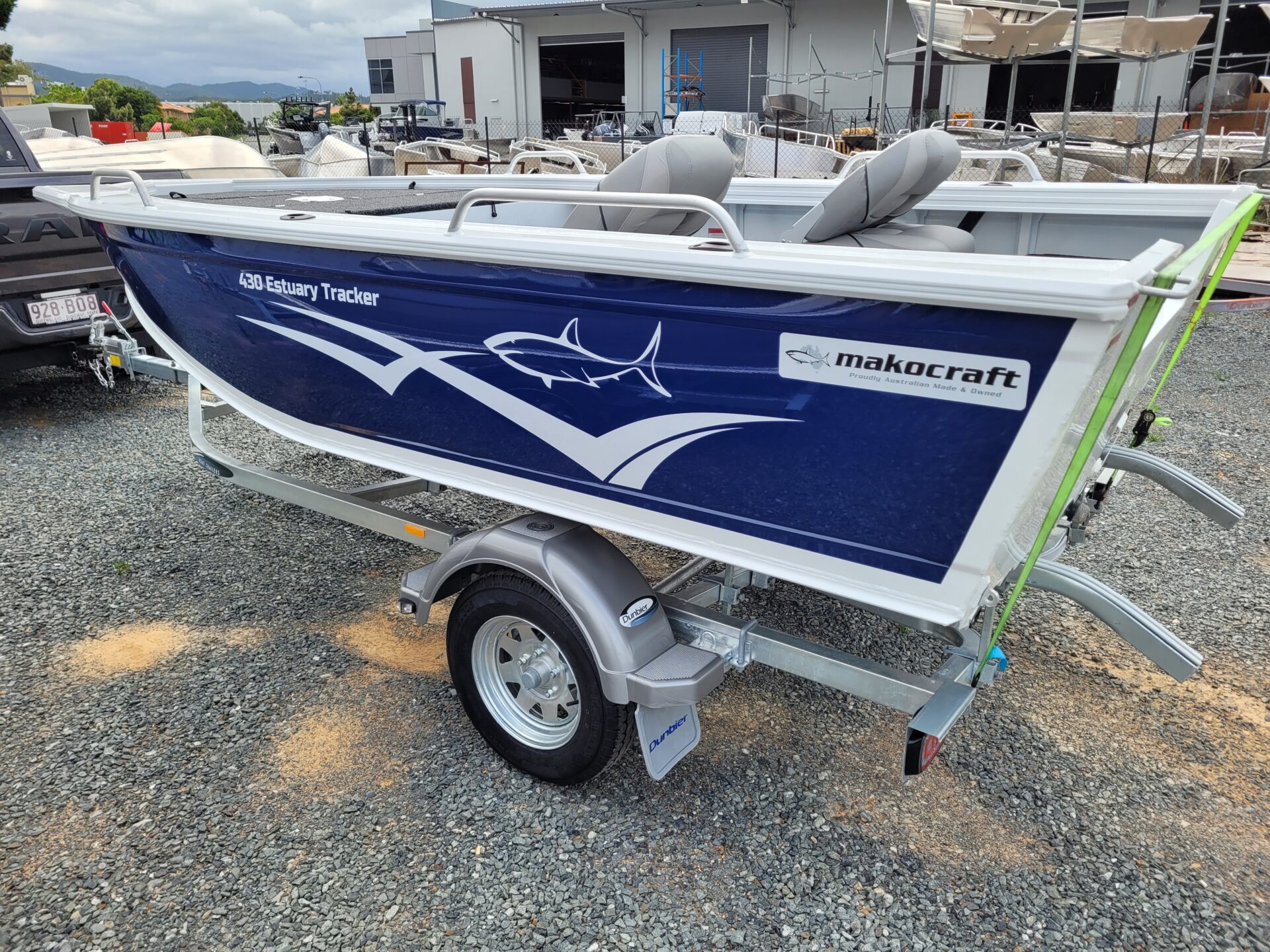 430 Estuary Tracker Open - Makocraft
